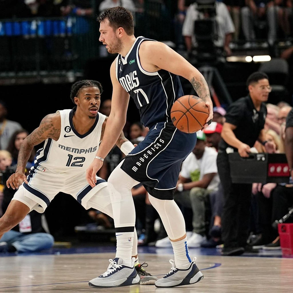 詹皇上脚 LBJ 20 新版本！网友：鞋都比湖人比赛好看…… 球鞋资讯 FLIGHTCLUB中文站|SNEAKER球鞋资讯第一站